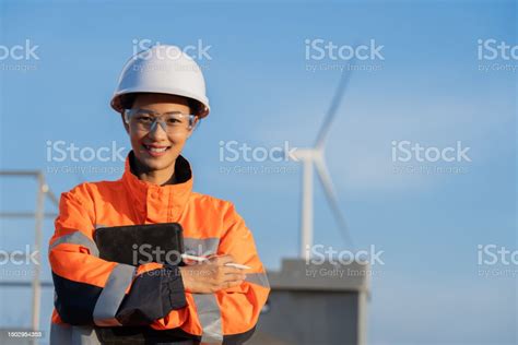풍력 터빈 농장에서 디지털 태블릿을 사용하는 보호복을 입은 아시아 여성 30 34세에 대한 스톡 사진 및 기타 이미지 30 34세 계획 공학 Istock