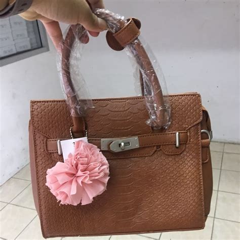 กระเป๋าหนังพียู สินค้าใหม่ล้างสต๊อก มีสายสะพายยาวทุกใบ มีให้เลือก2สี ดำและน้ำตาล สามารถขอดูรูป