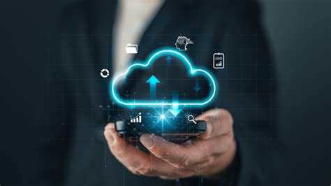 한 사업가가 클라우드 컴퓨팅 데이터 스토리지 디지털 솔루션 현대 비즈니스 및 가상 연결을 위한 온라인 기술을 상징하는 빛나는