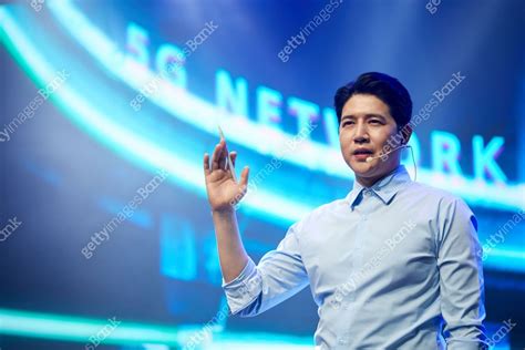 남성 세미나 미팅 기업 비즈니스 사업가 화이트칼라 비즈니스맨 연설 프리젠테이션 연설 연단 인조물건 컨퍼런스 사건 연설 사건 이미지