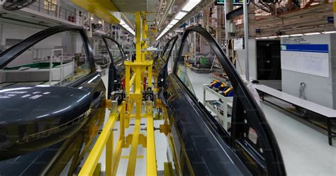 자동화된 자동차 조립 라인 자동차 도어 조립 자동차 산업의 공장 차체 라인 사진 Unsplash의 공장 이미지