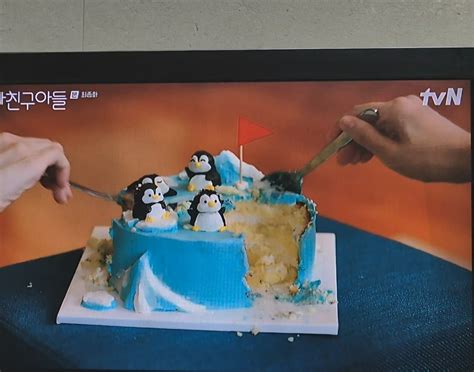 일산레터링케이크파주레터링케이크일산플라워케이크일산답례품 비비박스 폭싹속았수다 모티브로 그려진 너무 예쁜 일러스트 케이크로 요청해주셨어요 일러스트 출처는 O