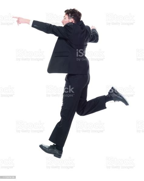 사이드 뷰 전체 길이 2029 세 성인 잘 생긴 젊은 남자 남성 매니저 사업가 비즈니스 맨 앞에서 점프 하는 흰색 배경 을 입고 기쁨 흥분 미소 행복 쾌활 한 20 29세에