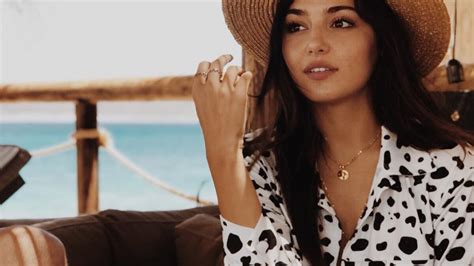 دستنبد جذاب از جنس طلا زیباترین بازیگر ترکیه هانده ارچل عکس تکراتو