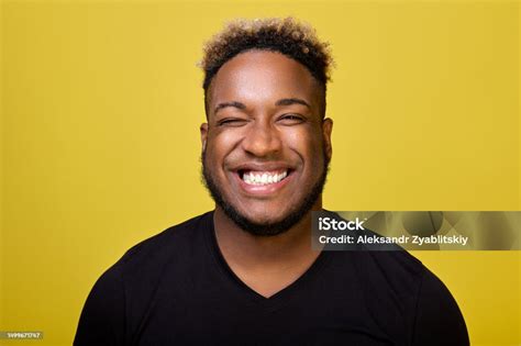 곱슬 아프리카 계 미국인은 치과 의사를 따라 백설 공주의 미소로 빛납니다 인물 사진에 대한 스톡 사진 및 기타 이미지 인물