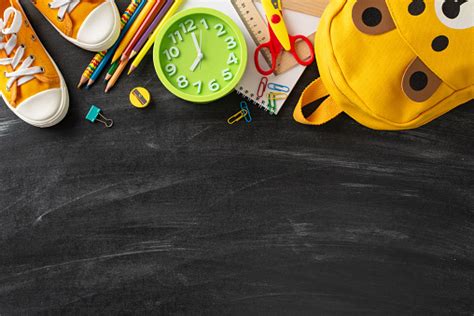 신학기 분위기를 만끽하세요 귀여운 곰 모양의 배낭 생동감 넘치는 연필 스케치북 안전 가위 바인더 클립 시계 칠판에 대고 있는 운동화 텍스트 또는 광고를 위한 빈 공간이 있는