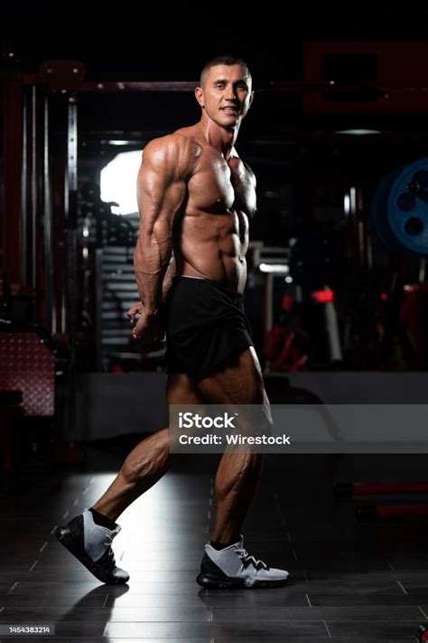 체육관에 강하게 서있는 잘 생긴 남자 그리고 근육을 구부리는 강철에 대한 스톡 사진 및 기타 이미지 강철 건강한 생활방식