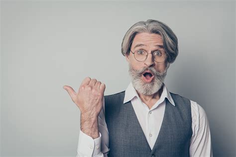 놀라운 할인을 봐 놀랍게도 미친 감동 노인 표시 광고 홍보 포인트 집게 손가락 카피 스페이스 비명 와우 Omg 제안 회색 색상 배경을 통해 고립 된 선택 착용 셔츠