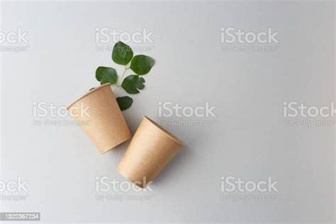 회색 배경에 친환경 일회용 요리 지속 가능한 라이프 스타일 개념 제로 폐기물 플라스틱 무료 플라스틱 오염을 중지합니다 0명에 대한 스톡 사진 및 기타 이미지 Istock