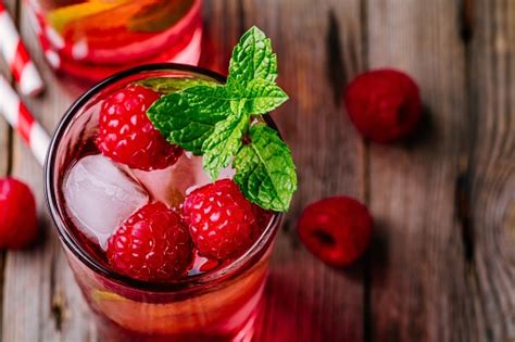 나무 배경에 유리에 신선한 민트와 라임 라즈베리 모 히 토 레모네이드 0명에 대한 스톡 사진 및 기타 이미지 0명 감귤류 과일 건강한 생활방식 Istock