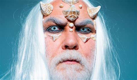 Ужас с страшным Хэллоуин человек вампир человек с белыми глазами викинг с рогатой головой демон