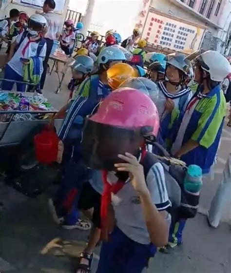 中광둥성 한 초등학교의 헬멧 착용 의무화에 中네티즌 학교가 책임지기 싫은 거야”