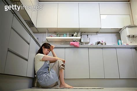 여성 스트레스 산후우울증 질병 가정주방 주방 걱정 어두운표정 이미지 Jv11962771 게티이미지뱅크