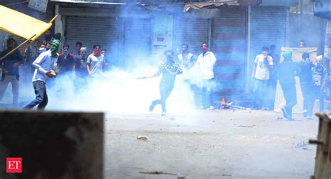 Stone Pelting Security Improved Jk Stone Pelting Down After Note Ban