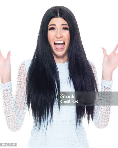 흥분 정면 헤드샷 초상화 2029세 성인 아름다운 백인 젊은 여성 여성 앞에 서 있는 흰색 배경 복장 을 입고 흥분 행복 미소 시원한 태도 20 29세에 대한 스톡 사진 및