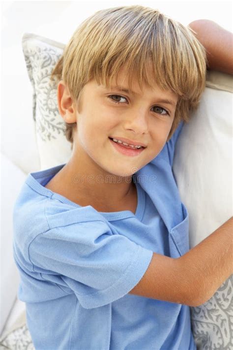 Hogar Ideal Exterior Derecho De La Familia Joven Imagen De Archivo Imagen De Padre Momia