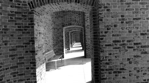 무료 이미지 검정색과 흰색 건축물 구조 화이트 건물 아치 기둥 정면 검은 단색화 대칭 아케이드 벽돌 세공 흑백 사진 베레 하르트