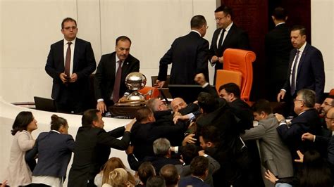 თურქეთის პარლამენტში ათობით დეპუტატი მონაწილეობდა ნახევარსაათიან ჩხუბში