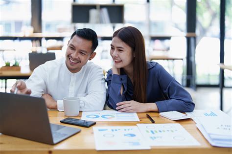 창업 사업 컴퓨터와 재정 예산 문서를 사용하여 수익을 높이기위한 마케팅 계획을 세우는 두 기업가의 초상화 개념에 대한 스톡 사진 및 기타 이미지 Istock