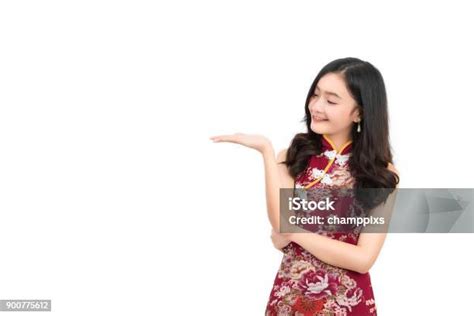 중국 복장 치파오 Qipao 존재 및 절연 복사 공간 흰색에 무언가 표시 배경 및 미소를 입고 아시아 여자 보여주기에 대한 스톡 사진 및 기타 이미지 Istock