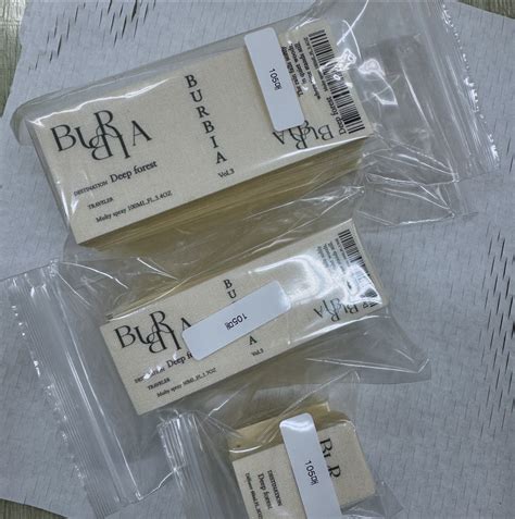 아슬아트스튜디오실크스크린 작업실 요즘 졸업전시때메 쪼꼼쪼꼼작업들이 많네요☺️ 부디 잘 마무리하시어 승승장구하시길~ 첫번째 사진은 16수원단에 엘코팅해서 만든 원단명함