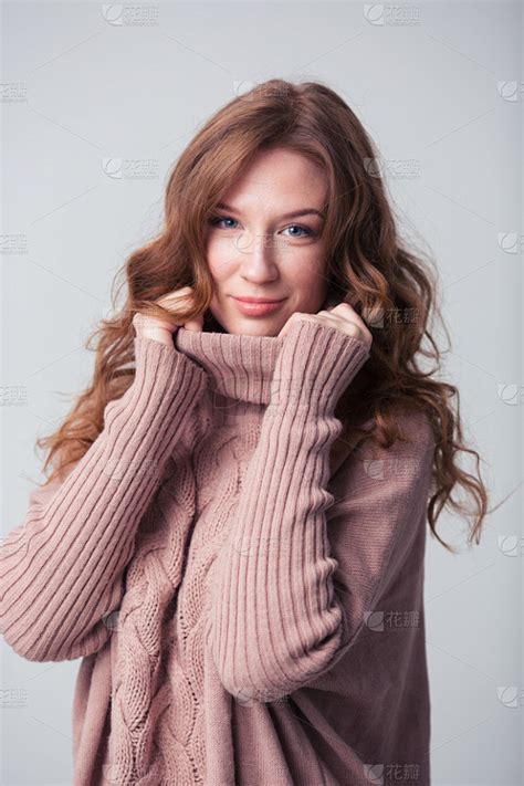 一个可爱的女人看着相机的肖像