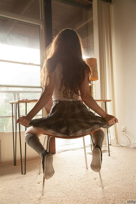 Подросток в очках Avri Gaines показывает свои большие натуральные и пизду по всему дому