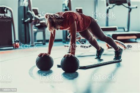 매력적인 여성 운동 체육관에서 체중 공을 들어 올리기 스톡 사진 바벨에 대한 스톡 사진 및 기타 이미지 바벨 20 24세 가냘픈 Istock