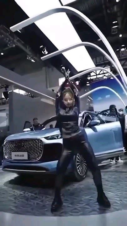 девушка робот на презентации автосалона китайскаямашина выставкароботов Cyberpunk Cyber топ