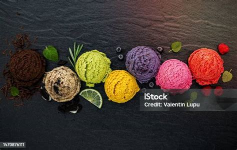 아이스크림 맛 볼 블루 베리 라임 피스타치오 아몬드 오렌지 초콜릿과 바닐라의 다양한 어두운 돌 배경에 설정 여름과 달콤한 메뉴 개념 0명에 대한 스톡 사진 및 기타 이미지