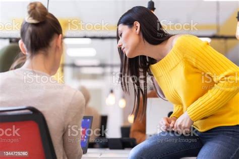 현대적인 사무실 공간에서 데스크톱 및 랩톱 컴퓨터에서 작업하는 젊은 개인의 크리에이티브 팀 20 24세에 대한 스톡 사진 및