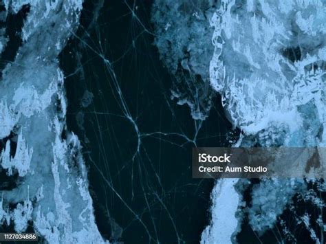 러시아에 올혼 섬에 겨울에 얼어붙은 바이칼 호수의 공중 사진 흰색 얼음 어두운 파란색 얼어붙은 호수에 균열 겨울에 대한 스톡 사진 및 기타 이미지 Istock