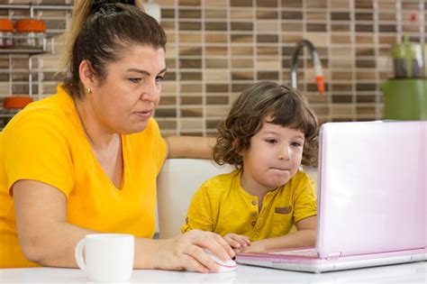 움직여서 엄마와 부엌 사용 하 여 디지털 태블릿에에서 그녀의 아들 4 5세에 대한 스톡 사진 및 기타 이미지 4 5세 가정