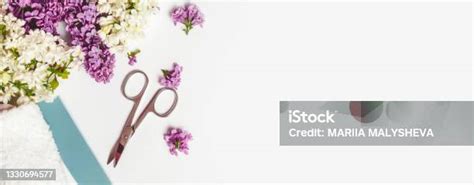 화이트 테이블에 라일락의 지점과 개인 케어 제품플랫 평지 구성background 손톱 관리 매니큐어 페디큐어 뷰티 살롱 컨셉 기치 0명에 대한 스톡 사진 및 기타 이미지