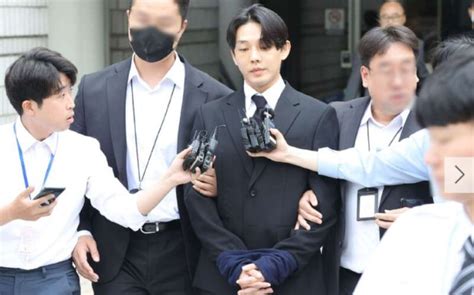 韩国巨星刘亚仁被捕画面曝光，同性伴侣也一同被捕