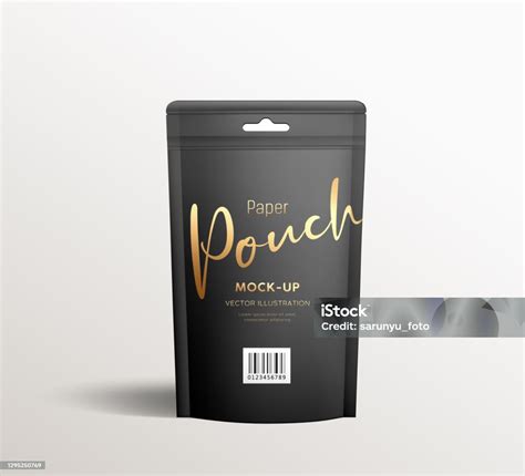 검은 색 크래프트 종이 파우치 가방 전면 보기 포장 모형 템플릿 디자인 회색 배경에 0명에 대한 스톡 벡터 아트 및 기타 이미지