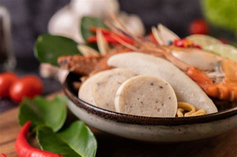 새우와 게를 곁들인 톰 얌과 라임 칠리 토마토 마늘 레몬 그라스 카피 르 라임 잎 0명에 대한 스톡 사진 및 기타 이미지 Istock