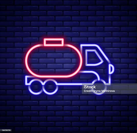 벽돌 벽 배경에 고립 된 빛나는 네온 라인 탱커 트럭 아이콘 석유 유조선 가솔린 트럭 시스테른 석유 트레일러 다채로운 개요 개념 벡터 가솔린에 대한 스톡 벡터 아트 및 기타