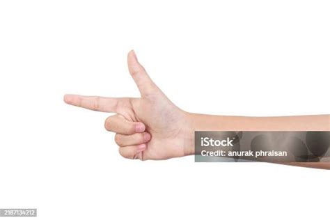소녀의 손은 무언가를 가리키는 손가락 총 제스처입니다 가리키는 손가락 클리핑 경로가 있는 흰색 배경에 고립된 손 제스처 남자에