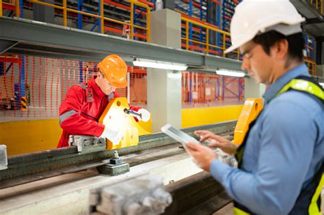 전기 열차가 전기 열차 수리점에 주차 된 후 전기 열차 엔지니어 및 기술자는 도구를 사용하여 검사 라운드에 따라 철도 및 전기