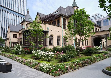 【東京ガーデンテラス紀尾井町】秋の散歩に最適！約90種600株が咲くバラ園や、「バラ」に関連したイラスト展、限定メニューなどが登場『kioi