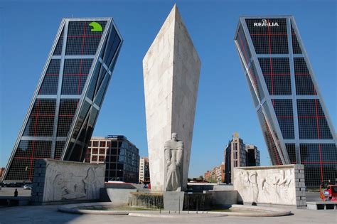 Modern Madrid Torres Kio The Puerta De Europa Towers Are Flickr