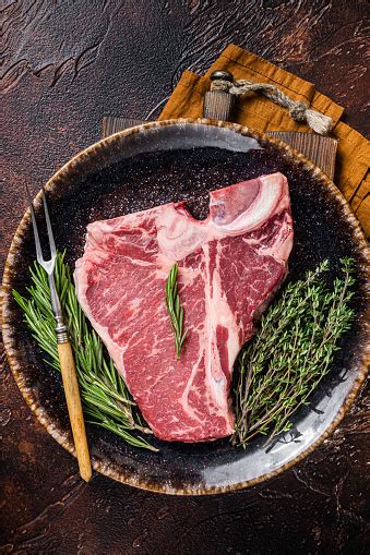 건조 숙성 생 포터 하우스 쇠고기 고기 스테이크 향신료와 소박한 접시에 신선한 T 뼈 어두운 배경 위쪽 보기 0명에 대한 스톡 사진 및 기타 이미지 Istock