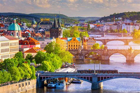 체코 프라하의 블타바 강을 가로지르는 올드타운 부두 건축물과 찰스 브리지의 경치 프라하의 상징인 찰스 브리지와 일몰의 올드타운 브리지 타워 체코 0명에 대한 스톡 사진 및