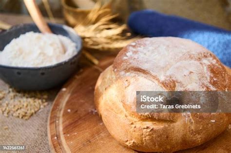 신선한 구운 수제 통곡물 사워도우 빵 한 덩어리 나무 판자 밀가루와 밀 스파이크렛이 든 그릇 건강한 식생활에 대한 스톡 사진 및 기타 이미지 Istock