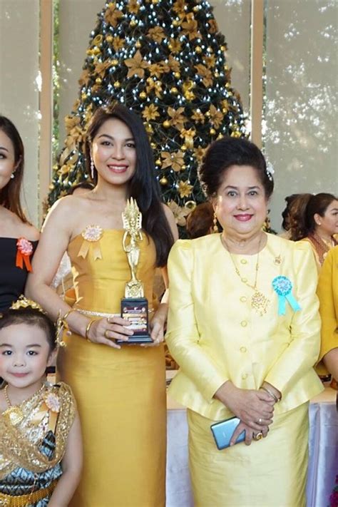 แฟนคลับแห่ยินดี จอย ศิริลักษณ์ เข้ารับรางวัลคนต้นแบบเทิดแผ่นดิน สาขา ศิลปิน จิตอาสา