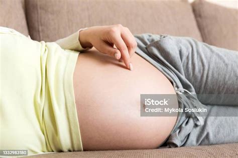 소파에 임신 한 여자와 집에서 그녀의 배를 만지고 임신 기대 개념 25 29세에 대한 스톡 사진 및 기타 이미지 25 29세 가까운 가정 생활 Istock