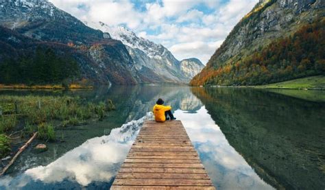 Мъжът стоеше във фоайето на родилното отделение с прегърбени рамене В ръцете му нямаше цветя