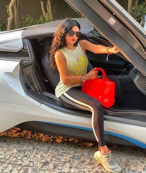 بالصور هيفاء وهبي تستعرض أناقتها على سيارتها الفارهة Laha Magazine