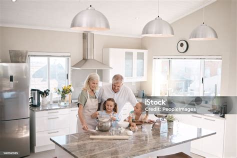 베이킹 노인 가족 및 아이들은 부엌에서 유대감을 형성하고 아침 식사를 도우며 아침에 사랑과 배움을 느낍니다 실제 사람 또는 조부모와 소녀 아이들은 가정 개발로 가르치고
